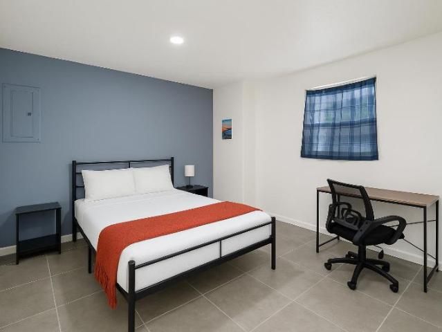 Charming private Room with shared bathroom and co
