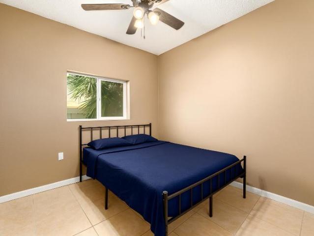 Charming private Room with shared bathroom and co