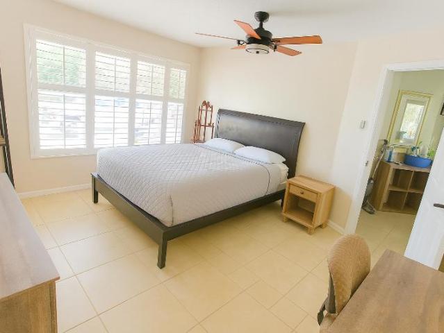 Charming private Room with shared bathroom and co