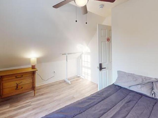 Charming – Prime Location Near Loyola