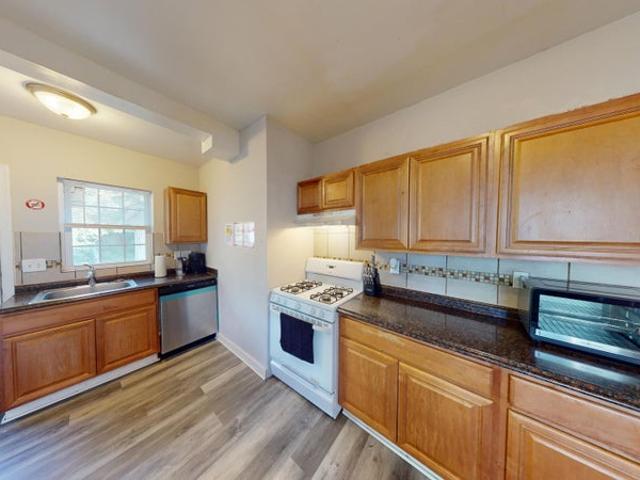 Charming – Prime Location Near Loyola* modern r