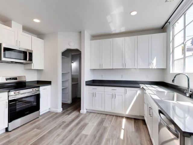Charming Renovated 2BR Flat Near UC Berkeley | Utilities Included + Classic Character