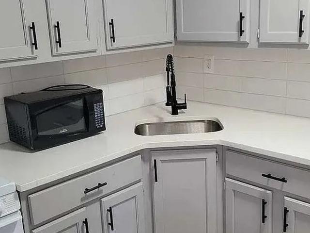 Charming Renovated _Bedroom Apartment in Maple Sha