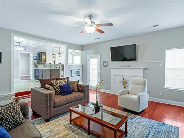 Charming Riverdale Home – Great Space & Location!