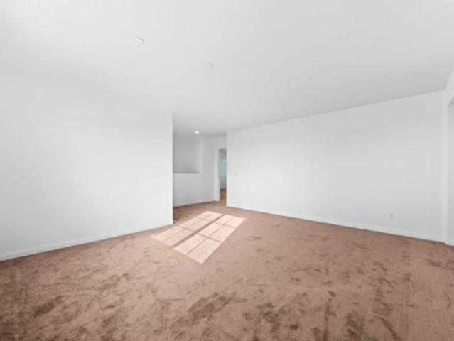 Charming rook for rent with Fenced Yard and Mode