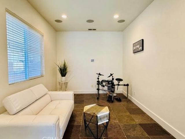 Charming room for rent with Modern Amenities in J