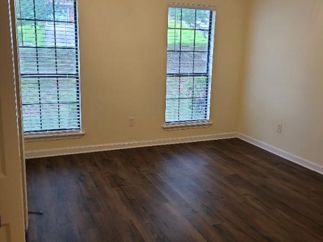 Charming room with private bath for rent in share