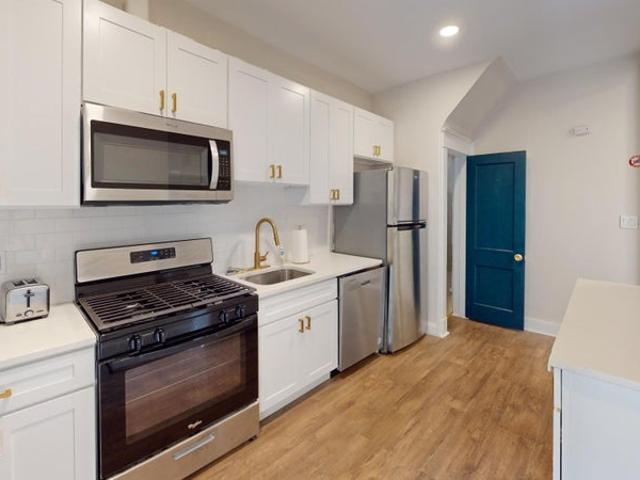 Charming Rowhome Near Coppin State University E