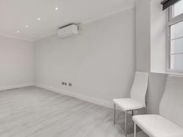 Cozy Studio flat to rent in Beechcroft Avenue, London