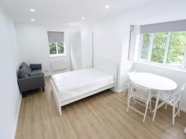 Deal! Studio flat for rent in Walsingham Close, Hatfield, Hert.