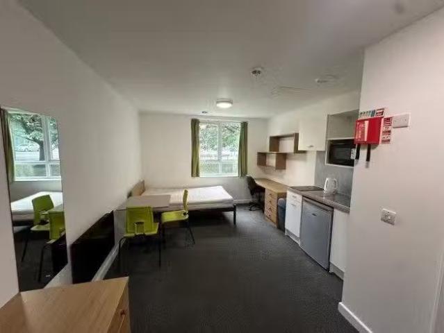 Charming Studio flat for rent in Bridge Road, B8