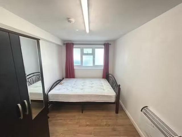 New Studio flat for rent in Caernarvon Close, Croydon, CR4 1.