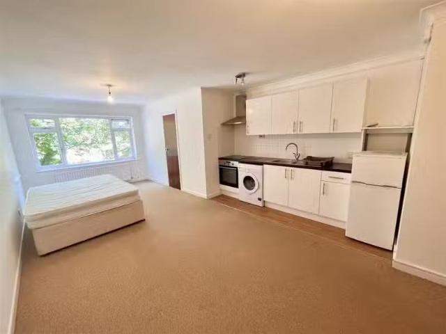 Deal! Studio flat for rent in Knyveton Road, Bournemouth, BH1