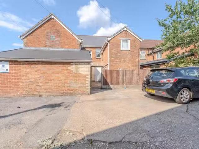 Deal! Studio flat for rent in Leigh Road, Wimborne, BH21