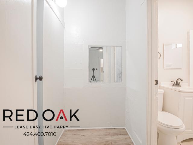 ~6 Weeks FREE + $250 OFF~ Charming Studio with Natural Light and On Site Laundry ~ In the Heart of Westlake! *Move In Special 