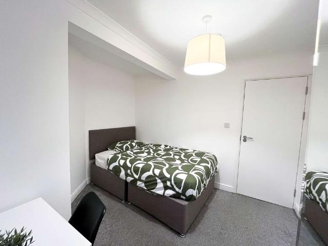 Charnwood Avenue Room 1