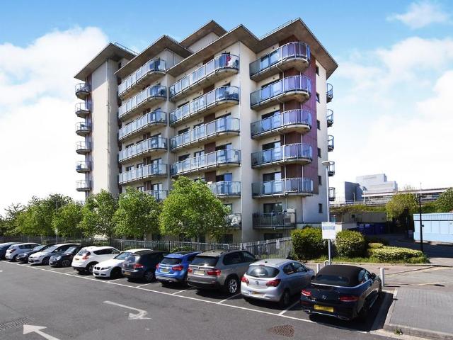 Charrington Court, Romford, RM1 2 bed flat to rent £1,650 pcm £381 pw