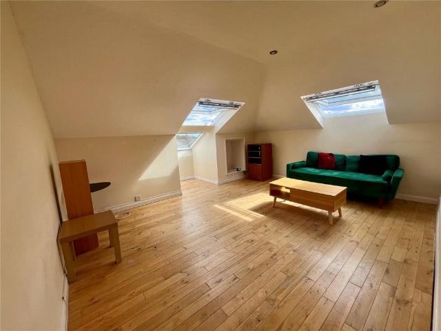 Charwood Road, Berkshire RG40 2 bed apartment to rent £1,325 pcm £306 pw