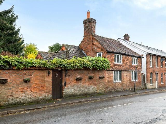 Chart Lane, Brasted, Westerham, Kent. 3 bed detached house to rent £3,000 pcm £692 pw