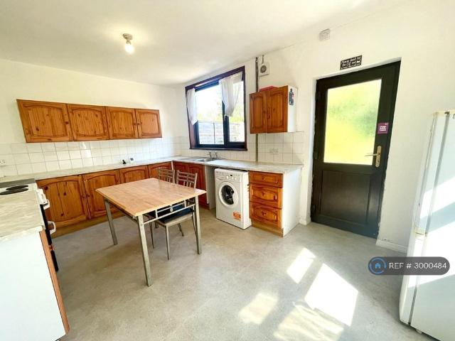 Charter Avenue, Coventry, CV4 3 bed semi detached house to rent £1,075 pcm £248 pw