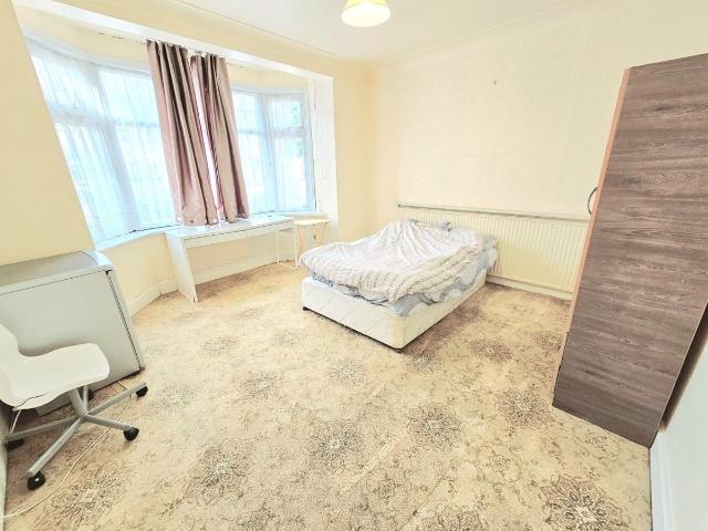 Charter Avenue, Ilford IG2, Studio to rent, £1,100 pcm | PrimeLocation