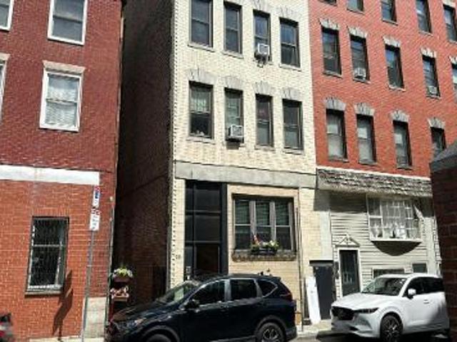 Charter St Apt 3