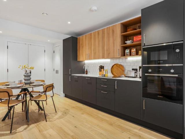 Charter Street, Canary Wharf, London. 1 bed flat to rent £2,890 pcm £667 pw