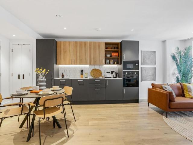 Charter Street, Canary Wharf, London. 1 bed flat to rent £2,892 pcm £667 pw