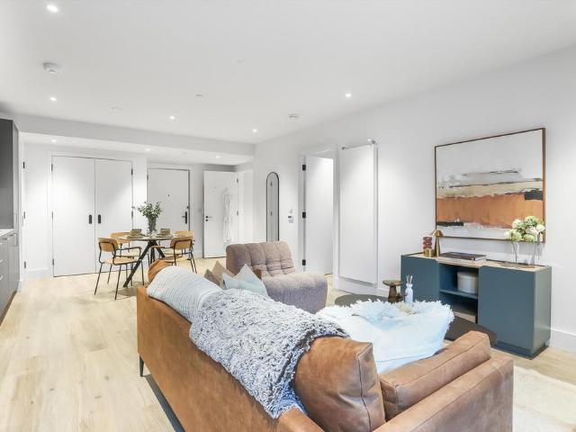 Charter Street, Canary Wharf, London. 1 bed flat to rent £2,998 pcm £692 pw