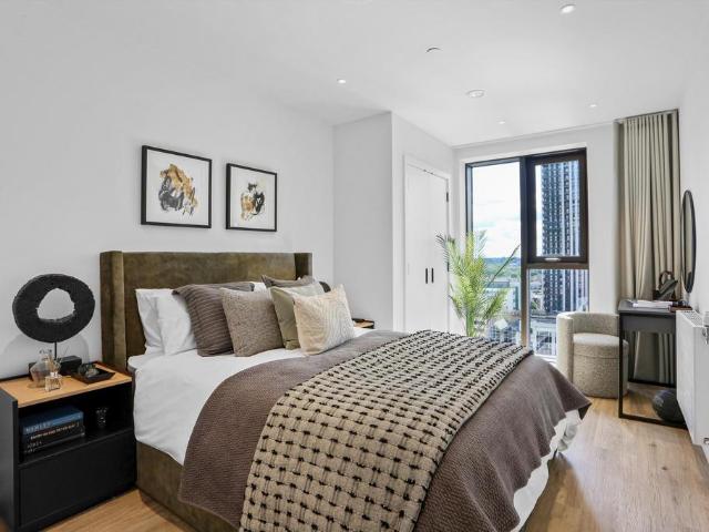 Charter Street, Canary Wharf, London. 2 bed flat to rent £3,623 pcm £836 pw