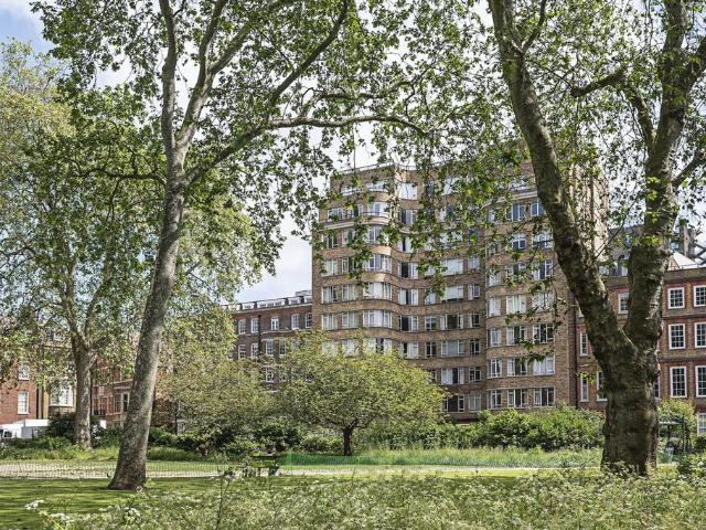 Charterhouse Square, Clerkenwell. Studio to rent £1,950 pcm £450 pw