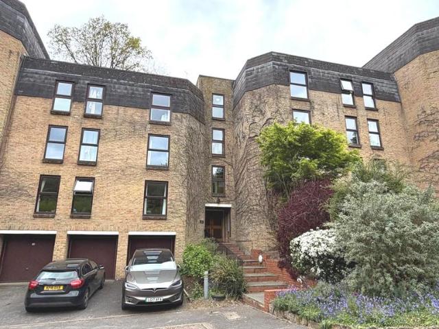 Charterhouse Road, Godalming GU7 2 bed flat to rent £1,600 pcm £369 pw