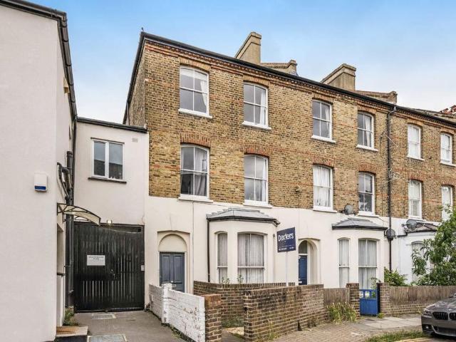 Charteris Road, London N4 3 bed flat to rent £3,300 pcm £762 pw