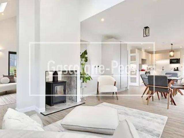 Chartland Close KT23