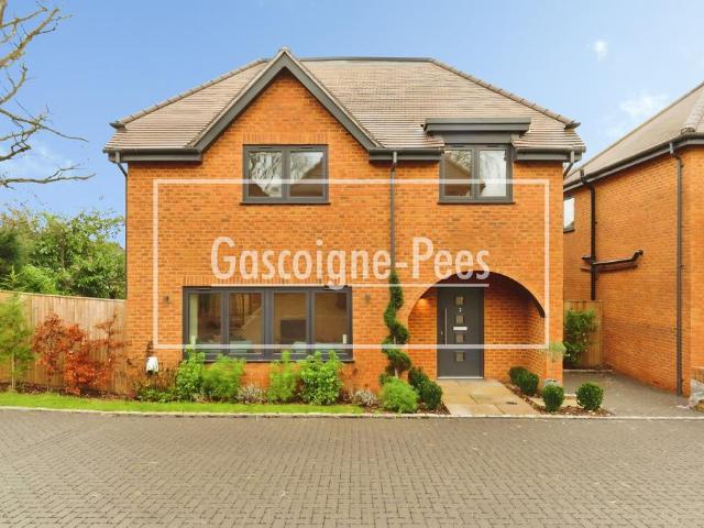 Chartland Close, Leatherhead, KT23 5 bed house to rent £4,300 pcm £992 pw