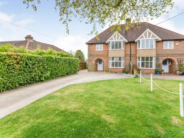 Chartridge Lane, Chesham 3 bed house to rent £2,250 pcm £519 pw