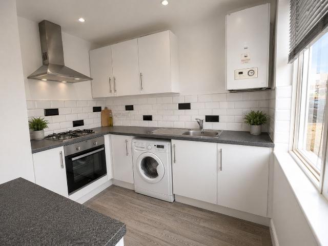 Chase Cross Road, Romford RM5, 1 bed flat to rent, £1,200 pcm | PrimeLocation
