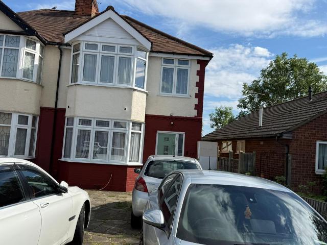 Chase Cross Road, Romford RM5, 3 bed detached house to rent, £2,000 pcm | PrimeLocation