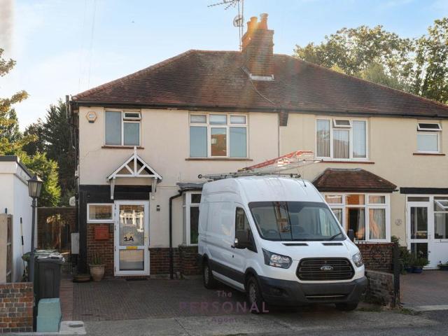 Chase End, Epsom 2 bed maisonette to rent £1,650 pcm £381 pw