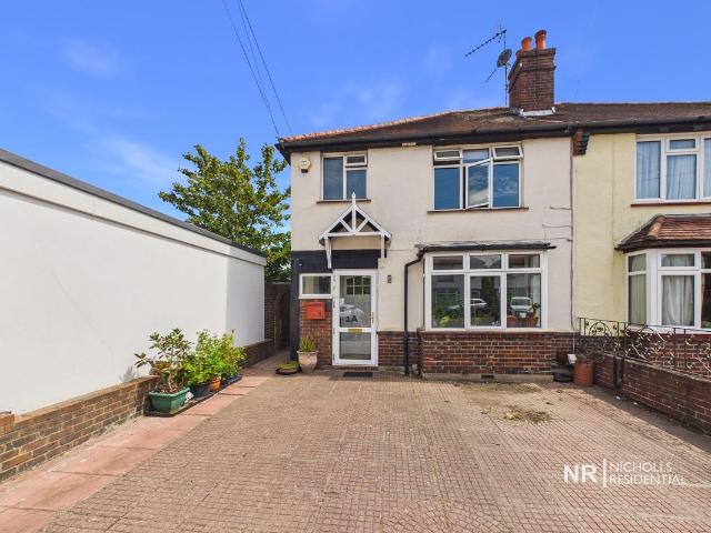 Chase End, Epsom, Surrey. KT19, 2 bed maisonette to rent, £1,650 pcm | PrimeLocation