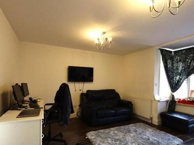 Chase Side, London, 1 Bedroom Flat