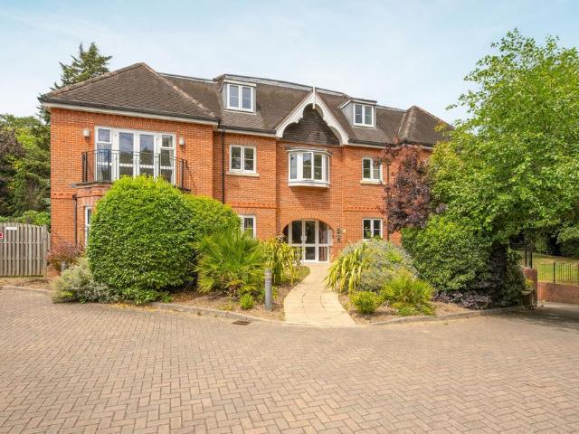 Chasemount, Windlesham 2 bed flat to rent £1,900 pcm £438 pw