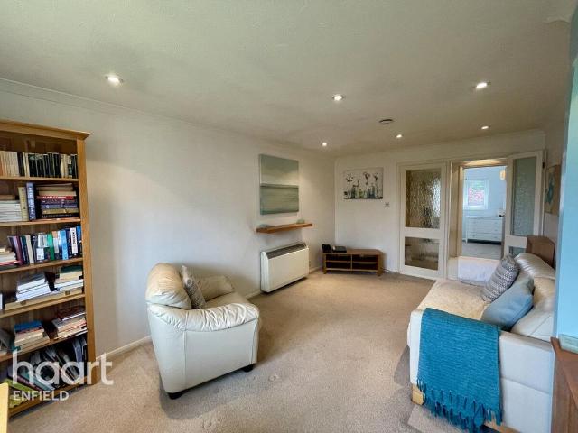 Chasewood Avenue, ENFIELD 2 bed apartment to rent £1,800 pcm £415 pw