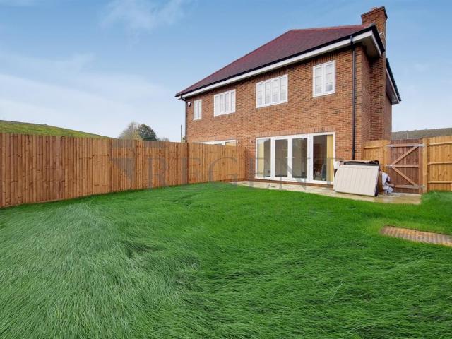 Chetwode Road, Tadworth, KT20 3 bed detached house to rent £2,750 pcm £635 pw