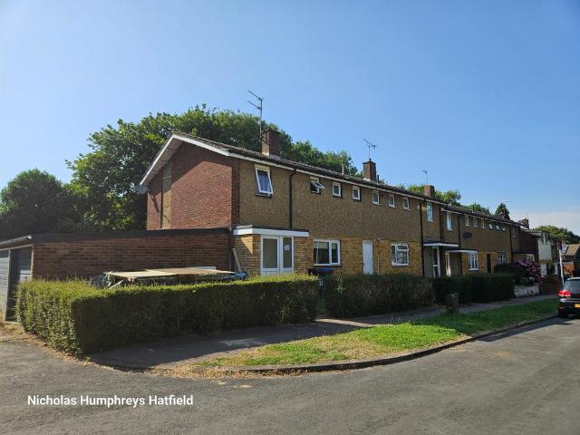 Cheviots, Hatfield AL10 5 bed terraced house to rent £2,450 pcm £565 pw