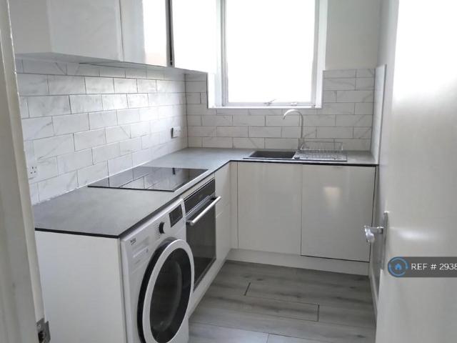 Cheyne Avenue, Twickenham, TW2 3 bed terraced house to rent £2,150 pcm £496 pw