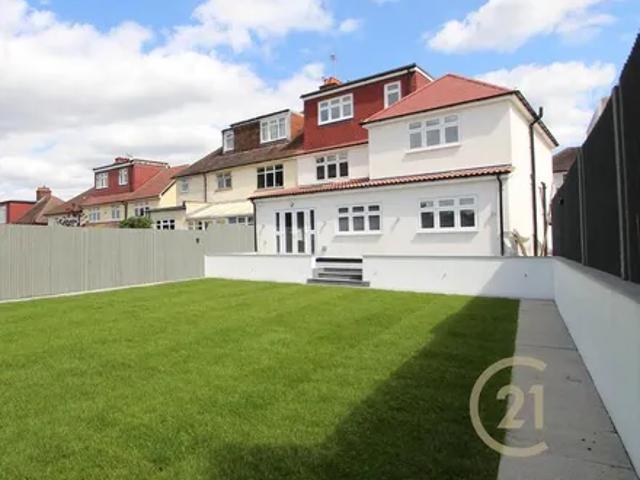 Cheyne Hill, Villiers Avenue, London, KT5 8BD, United Kingdom | Room for rent #137556357 | Rentberry