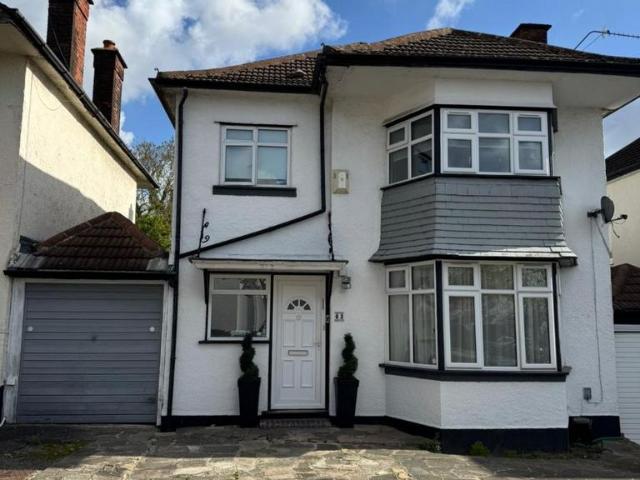 CHEYNE WALK, HENDON, NW4 3QR 3 bed detached house to rent £2,850 pcm £658 pw