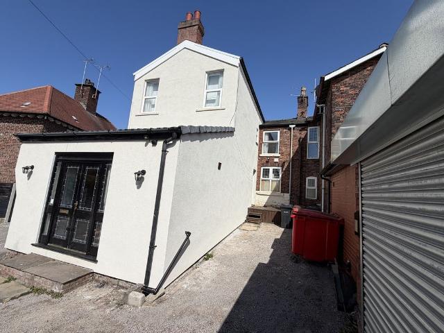 Cheadle Hulme, Cheadle SK8, 2 bed flat to rent, £1,050 pcm | PrimeLocation
