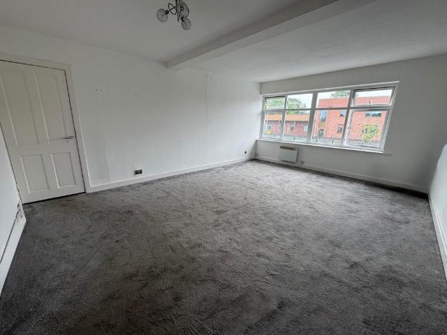 Cheadle Hulme, Cheadle SK8 2 bed flat to rent £1,150 pcm £265 pw